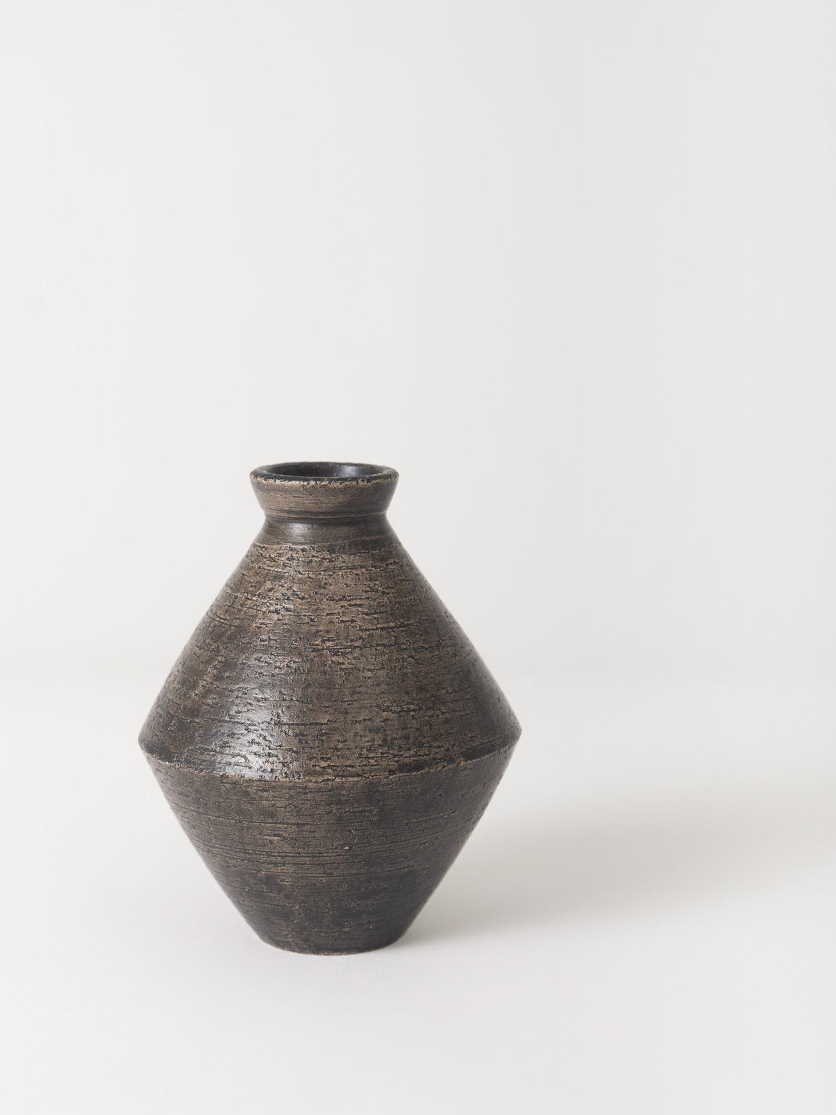 Angular Ceramic Vase, Black – Devon Liedtke